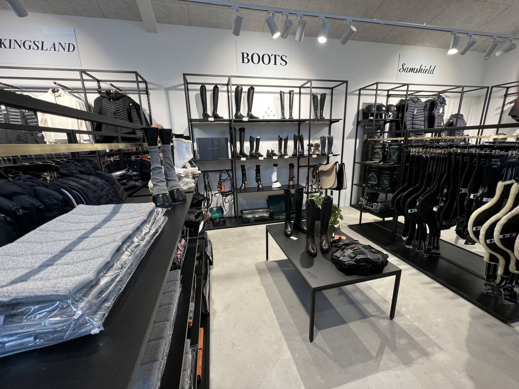 Sort butiksinventar i ny multibrand store | European Mannequins